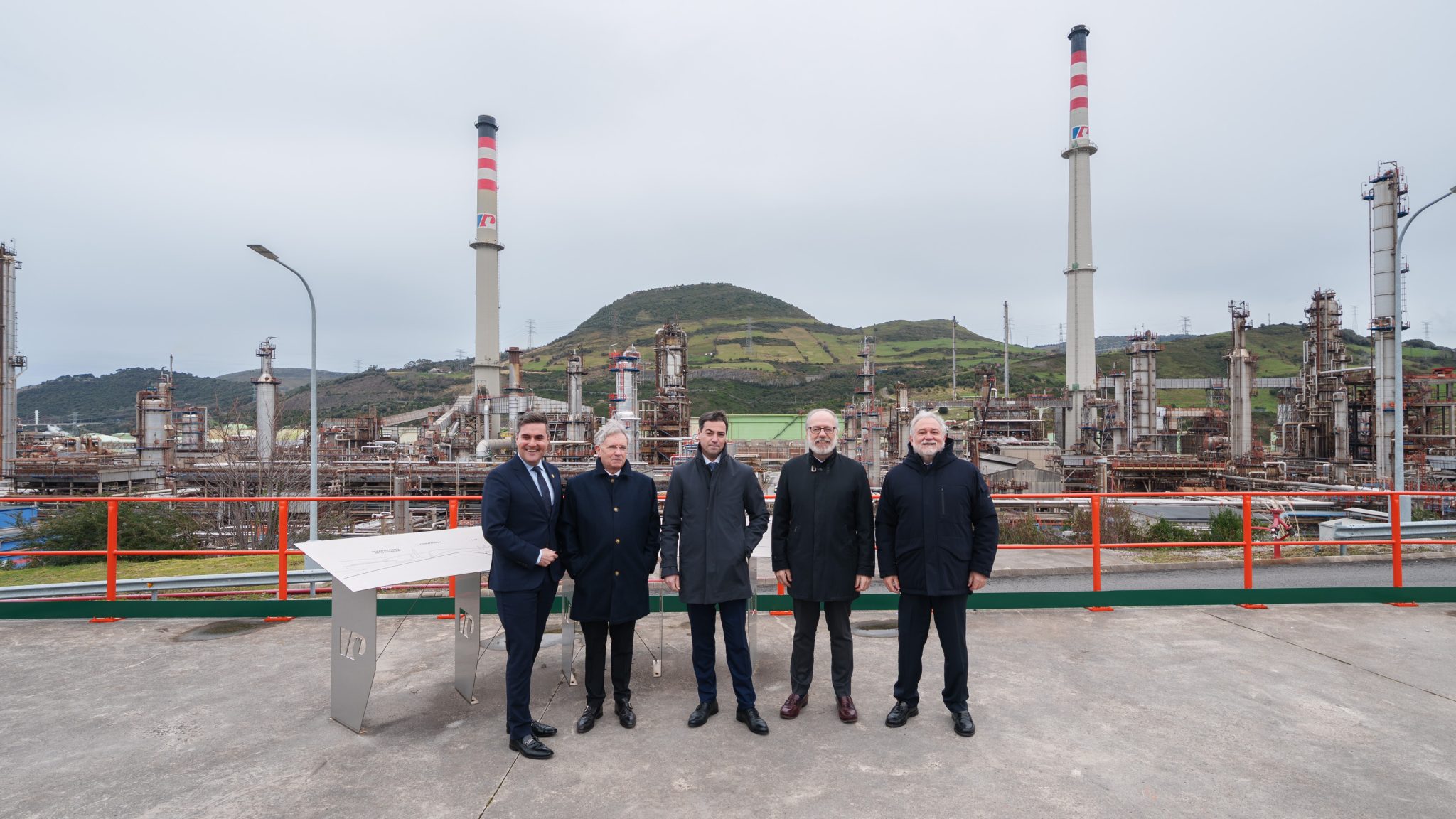 El lehendakari visita Petronor coincidiendo con el inicio de las obras ...